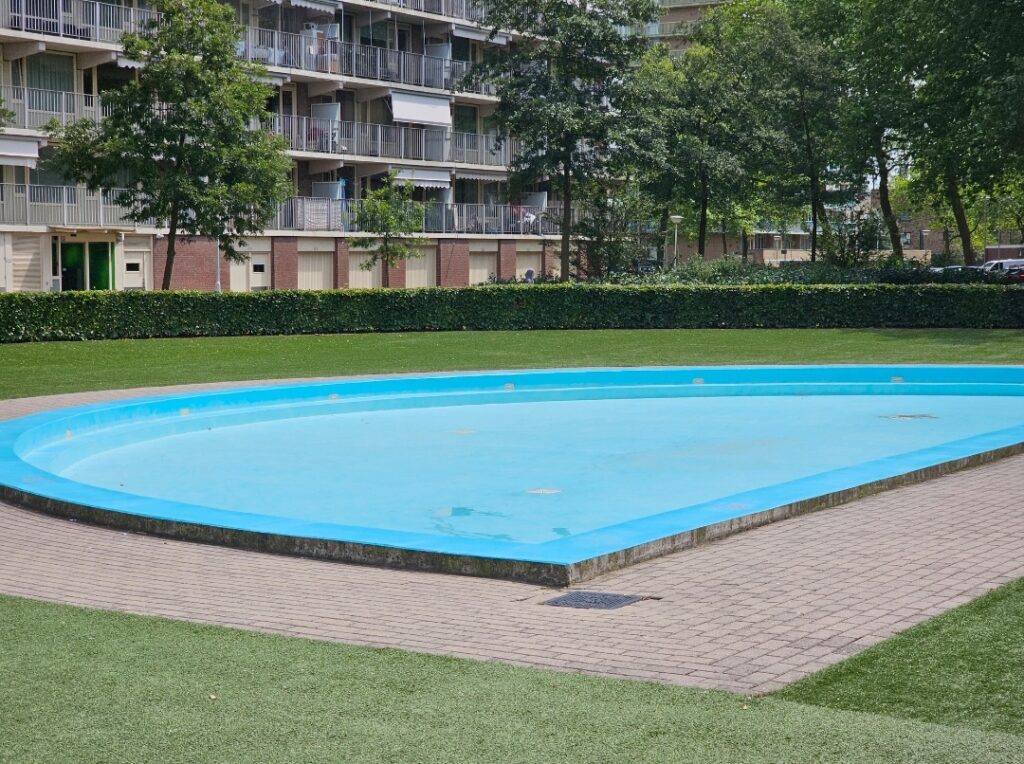 Waarom staat er geen water in het zwembad in Palenstein ? – Zoetermeer